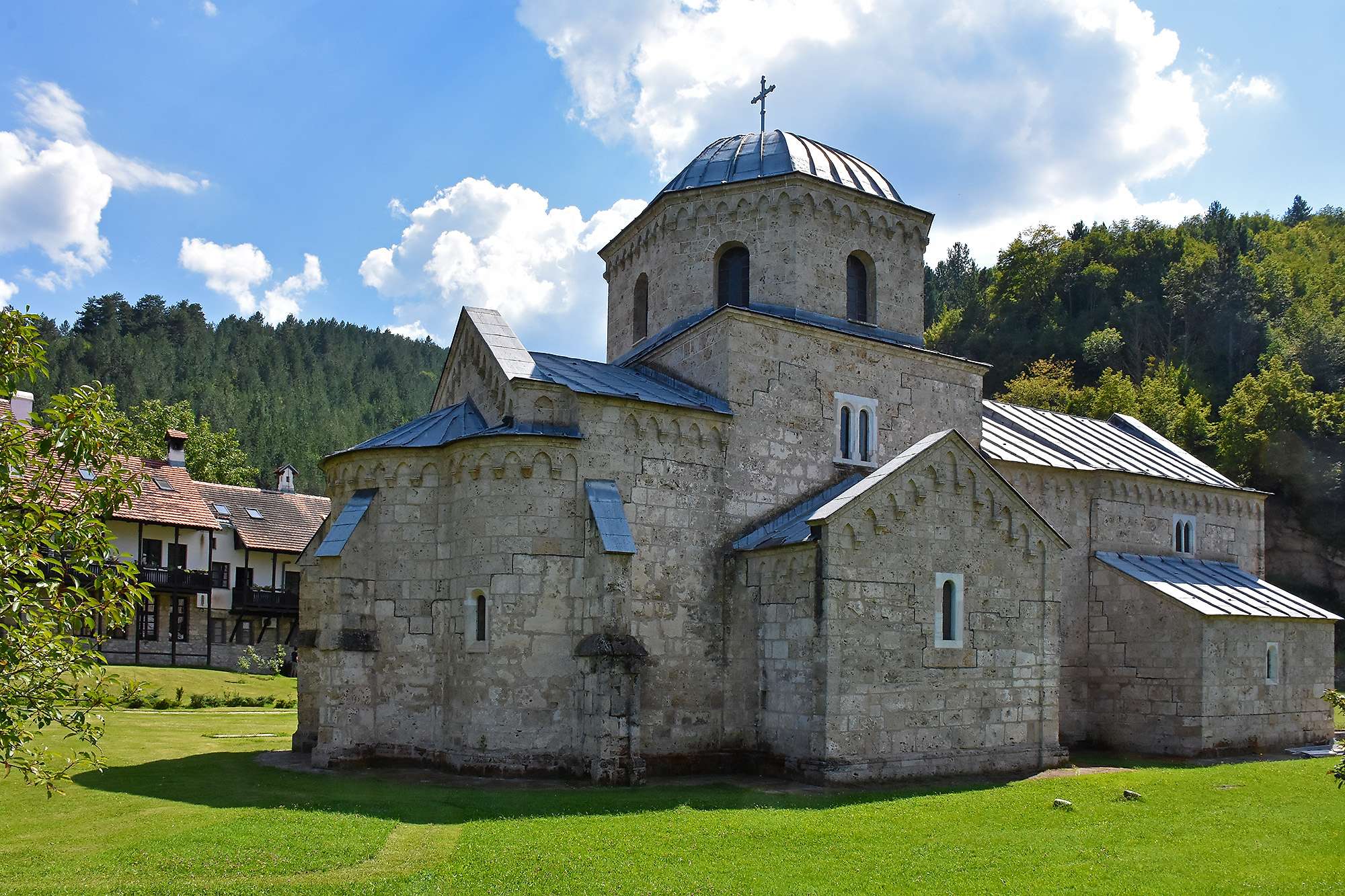 Otkrijte Srbiju : Manastir Gradac - Biodom