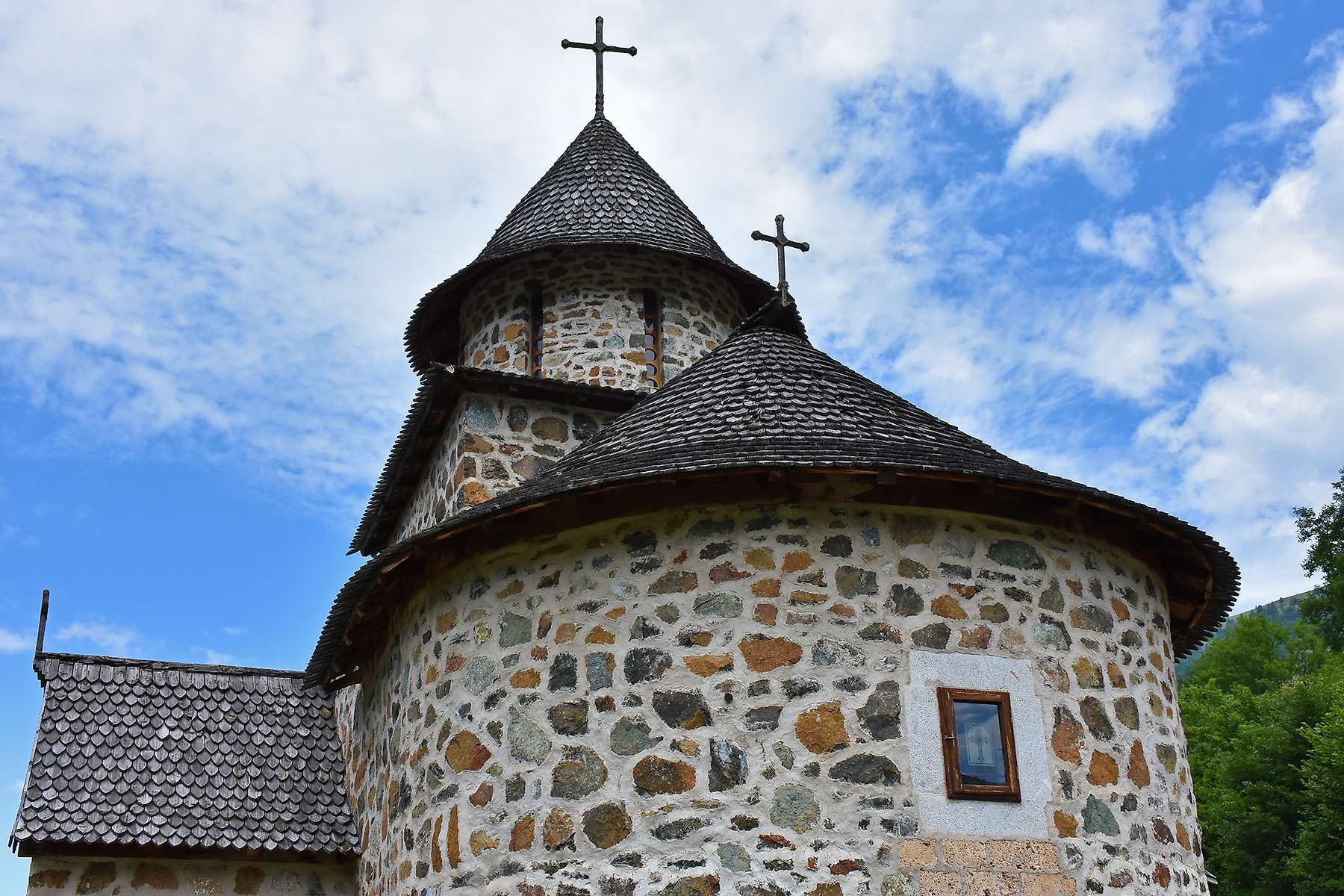 Découvrez la Serbie : le monastère Uvac - Biodom.bio