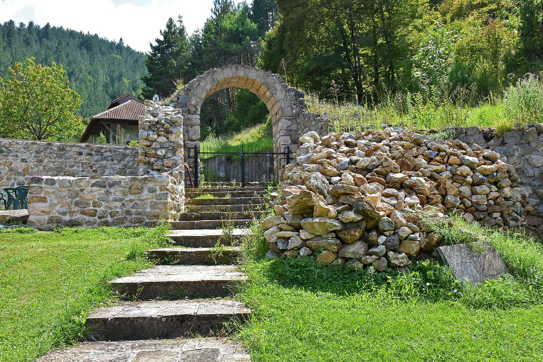 Otkrijte Srbiju : Manastir Gradac - Biodom